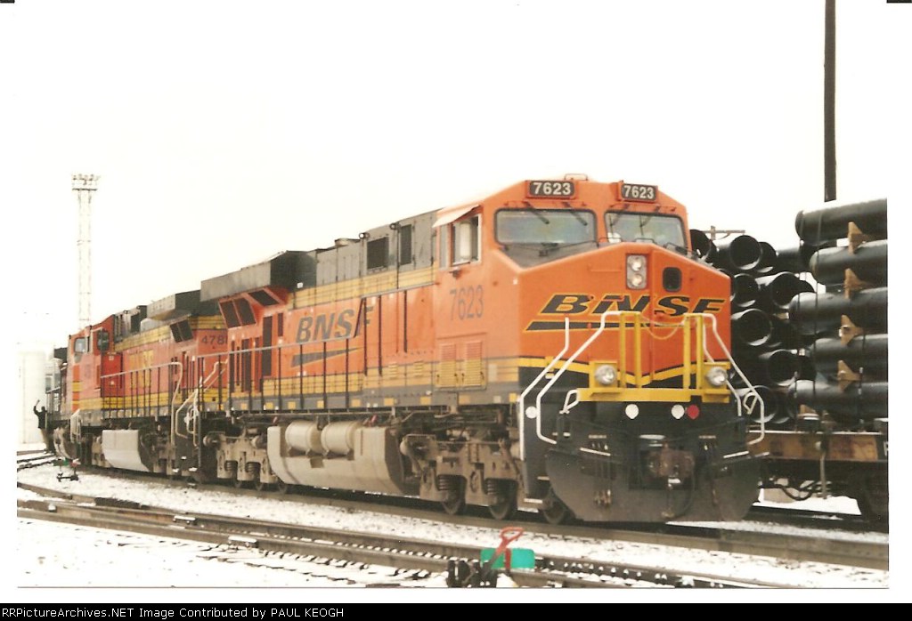 BNSF 7623 ES44DC rolls north into the BNSF Denver yard on this snowy day.